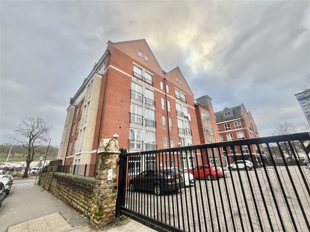 2 bed flat to rent in Russell Road, Nottingham NG7, £1,300 pcm - Zoopla
