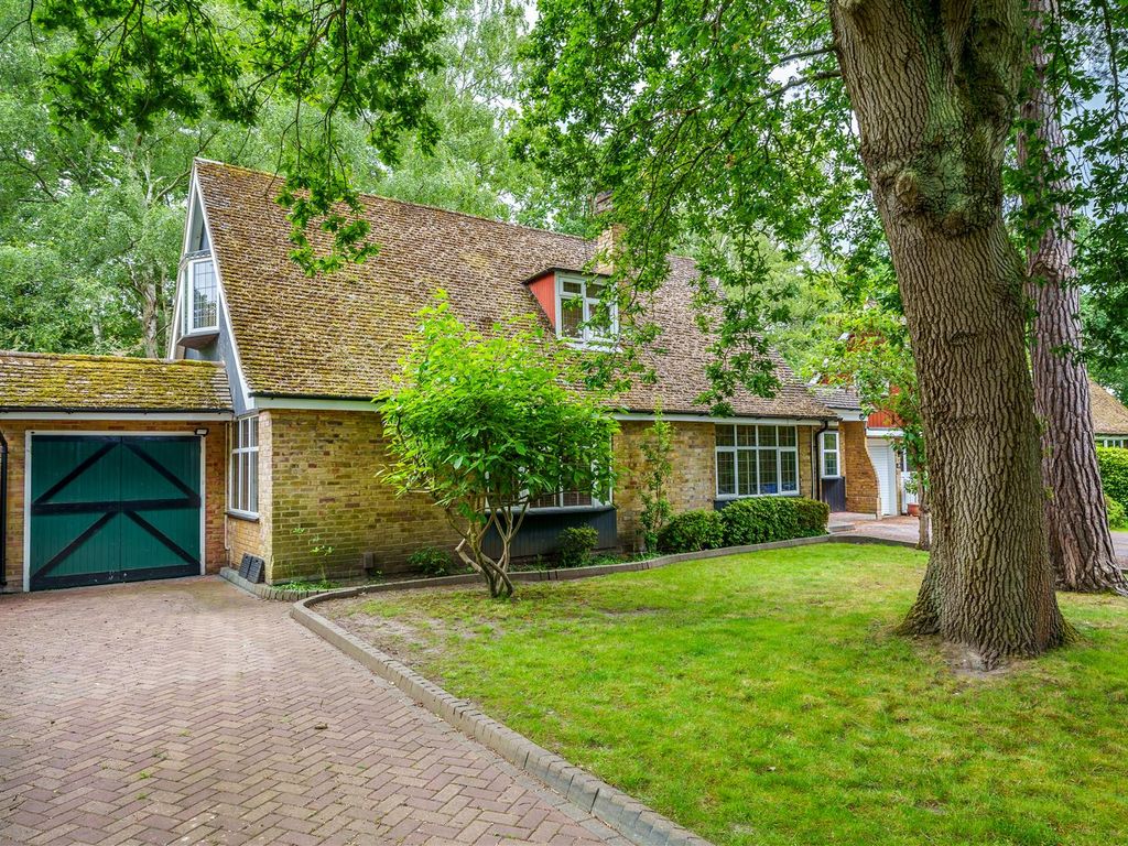 4 bed link detached house for sale in Parkway, Crowthorne, Berkshire ...