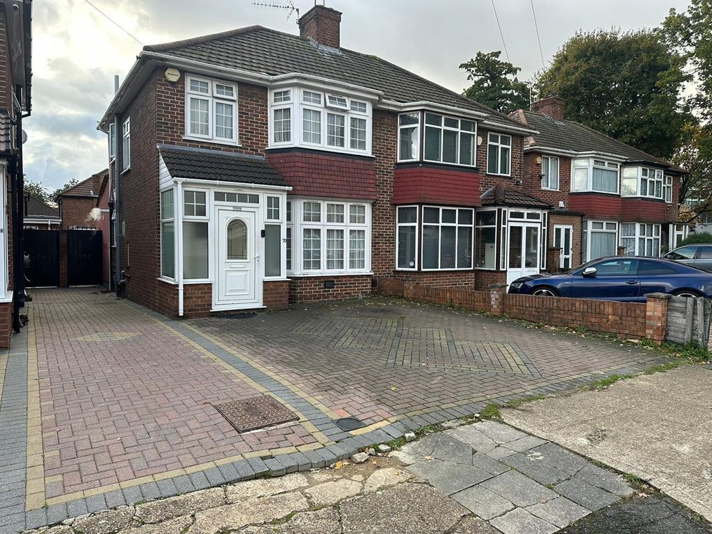 3 Bed Semi Detached House For Sale In Avenue Crescent Hounslow Tw5 £