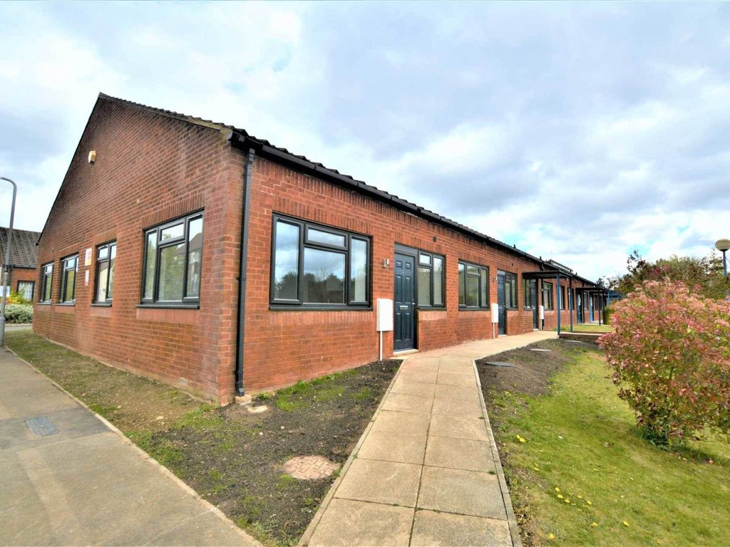 2 bed flat to rent in Walker Avenue, Wolverton Mill MK12, £1,200 pcm ...