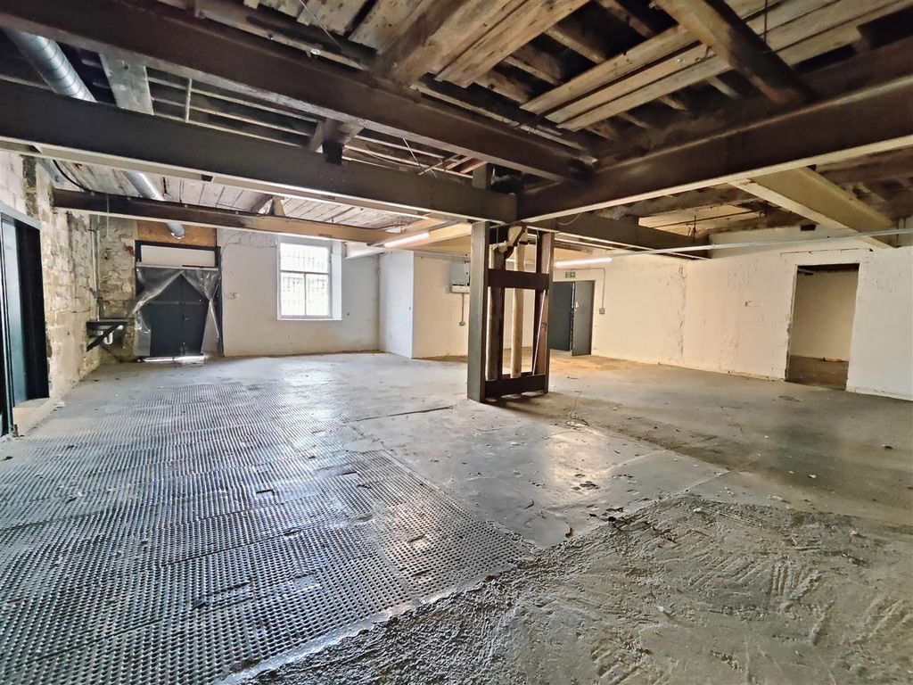 Light industrial to let in Colne Valley Bus Park, Linthwaite, Huddersfield HD7, £9,600 pa - Zoopla