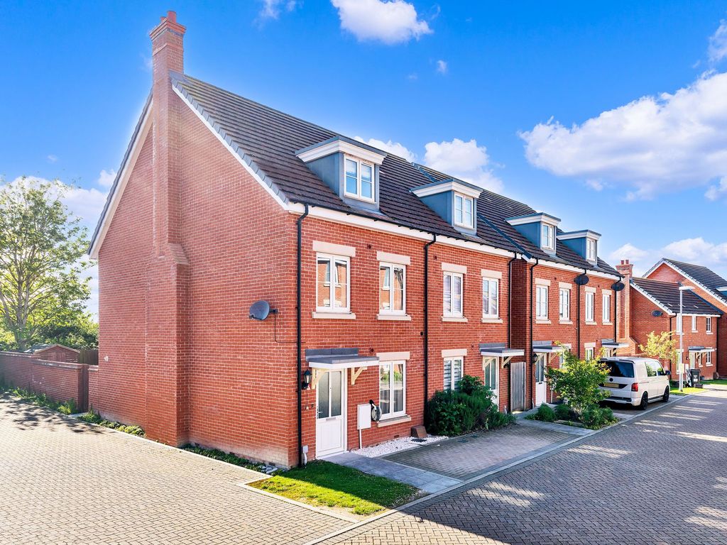 3 bed town house for sale in Binyon Way, Royston SG8, £425,000 - Zoopla