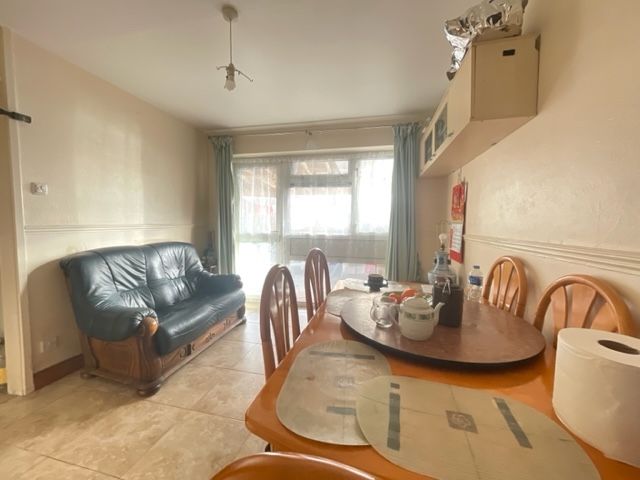 3 bed town house for sale in 3 Bedroom Sale In Elgar Path, Luton ...