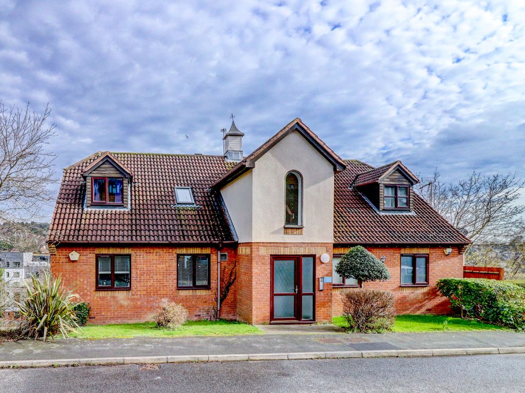 2 bed flat for sale in Gandon Vale, High Wycombe HP13, £260,000 - Zoopla