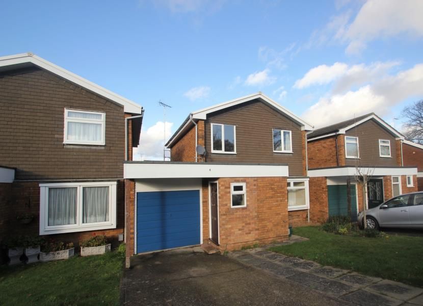 3 bed detached house to rent in Silversmiths Way, Woking GU21 - Zoopla