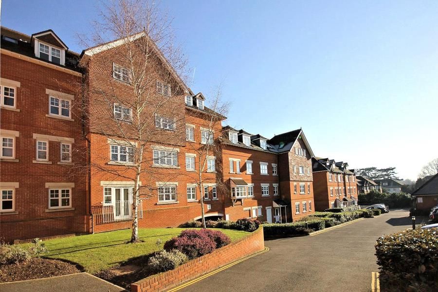 1 bed flat to rent in Heathside Road, Woking GU22, £1,400 pcm - Zoopla