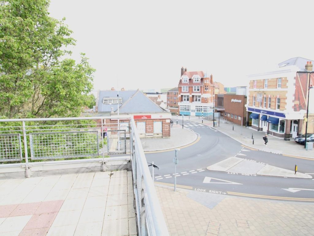 2 bed flat for sale in Pier Road, Erith DA8, £240,000 - Zoopla