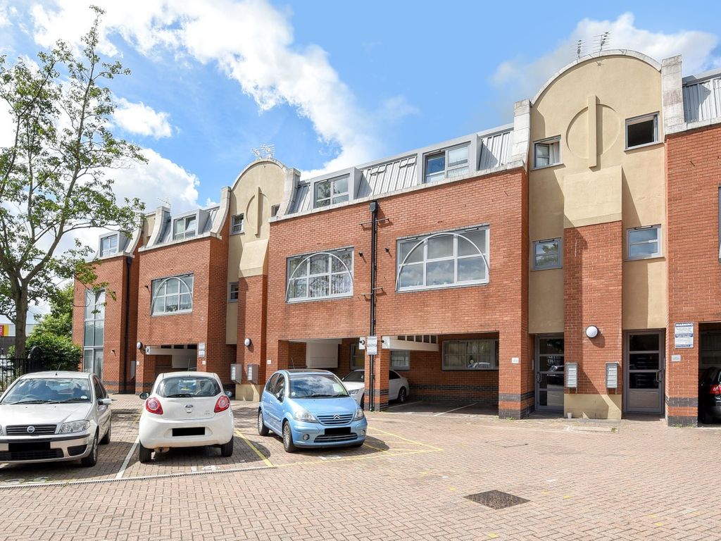 1 bed flat to rent in Sundial Court, Barnsbury Lane, Tolworth KT5, £ ...
