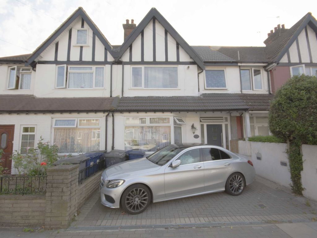 2 bed flat to rent in Booth Road, London NW9, £1,800 pcm - Zoopla
