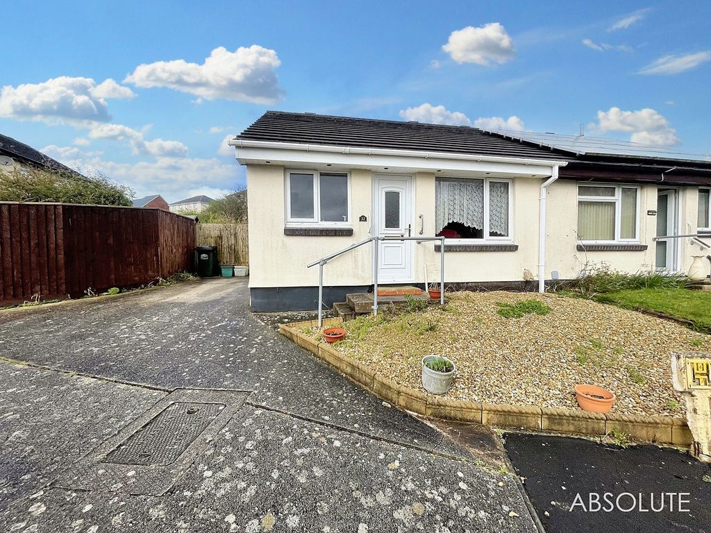 2 Bed Semi Detached Bungalow For Sale In Oak Close Kingsteignton Tq12