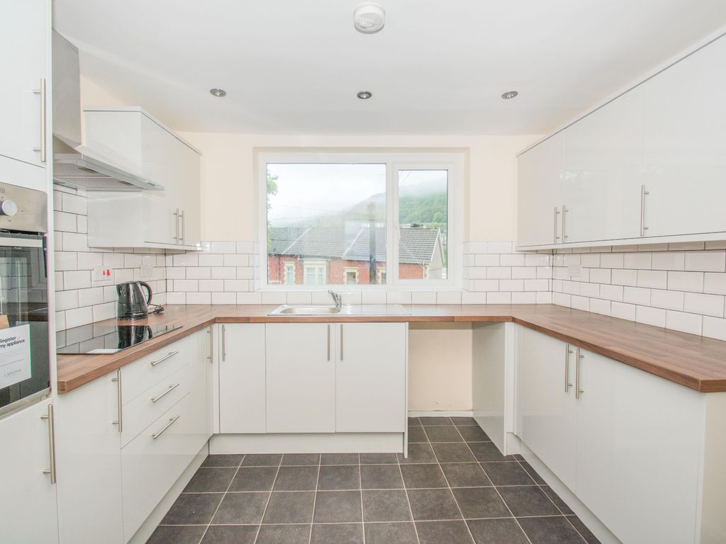 2 bed flat to rent in Tynewydd Square, Porth CF39 - Zoopla