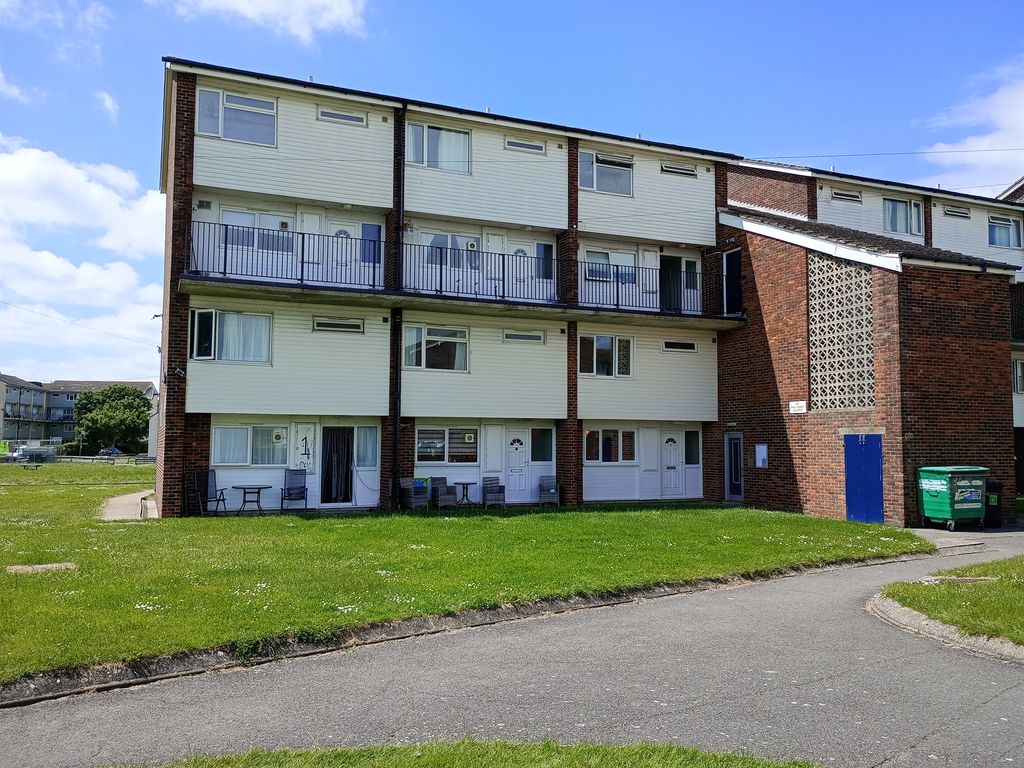 3 bed maisonette for sale in Lumsden Road, Southsea PO4, £160,000 - Zoopla