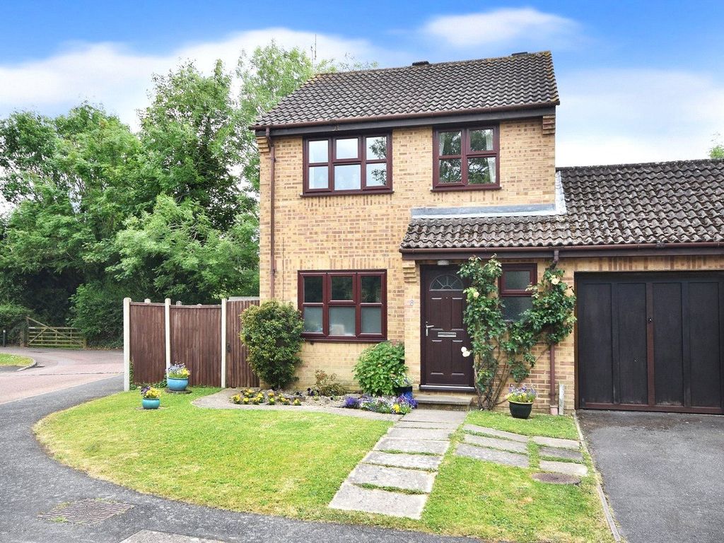 3 bed detached house for sale in Smallfield, Surrey RH6, £400,000 - Zoopla