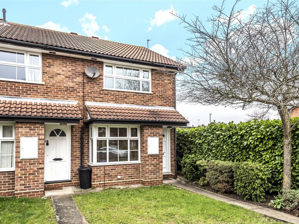 2 Bed End Terrace House For Sale In Kesteven Way Wokingham Berkshire