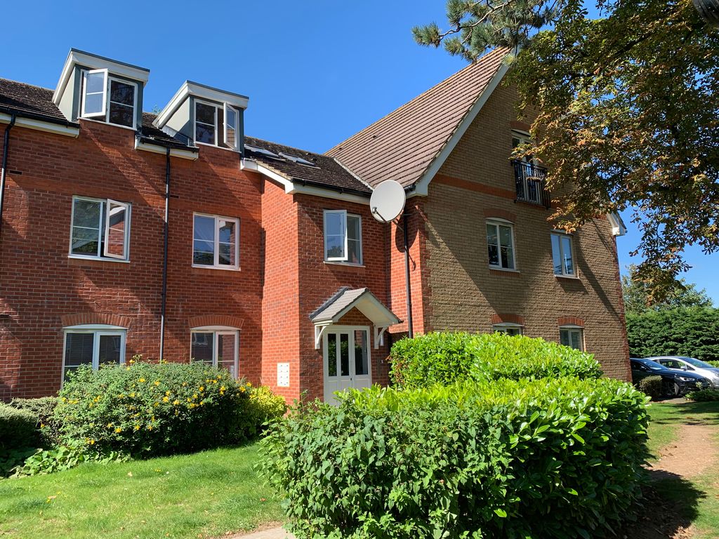 2 bed flat to rent in Daneholme Close, Daventry NN11, £650 pcm - Zoopla