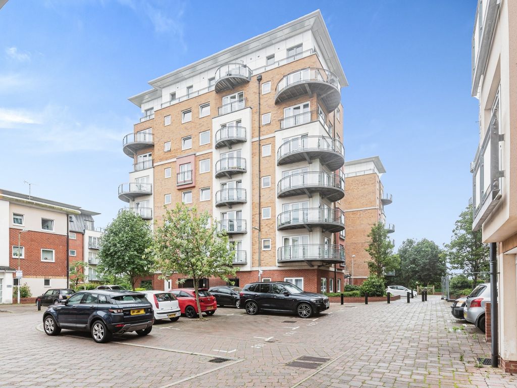 2 bed flat to rent in Winterthur Way, Basingstoke RG21, £1,300 pcm - Zoopla