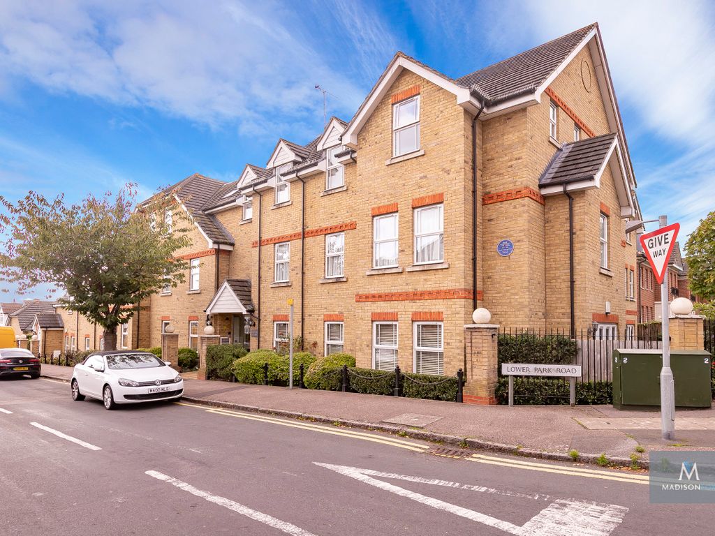 2 bed flat to rent in Lower Park Road, Loughton, Essex IG10, £2,000 pcm ...