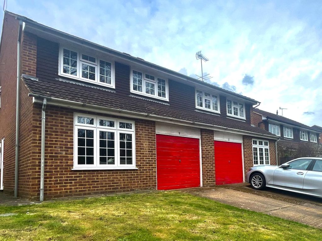 4 Bed Semi Detached House For Sale In Luke Road Aldershot Gu11 £