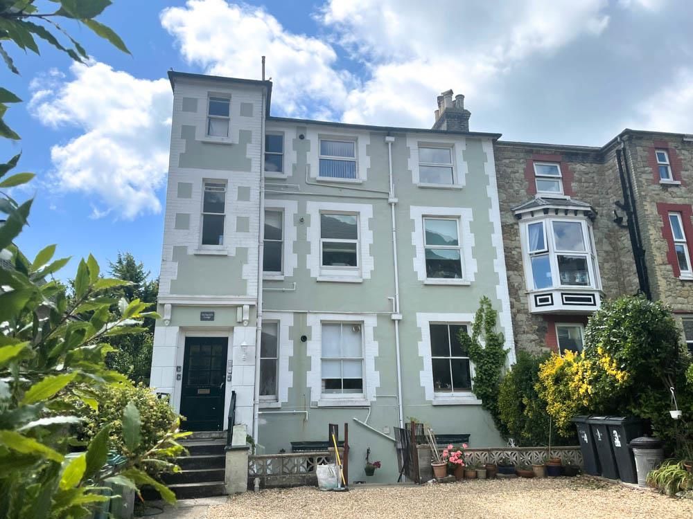 2 bed flat for sale in Grove Road, Ventnor PO38, £220,000 - Zoopla