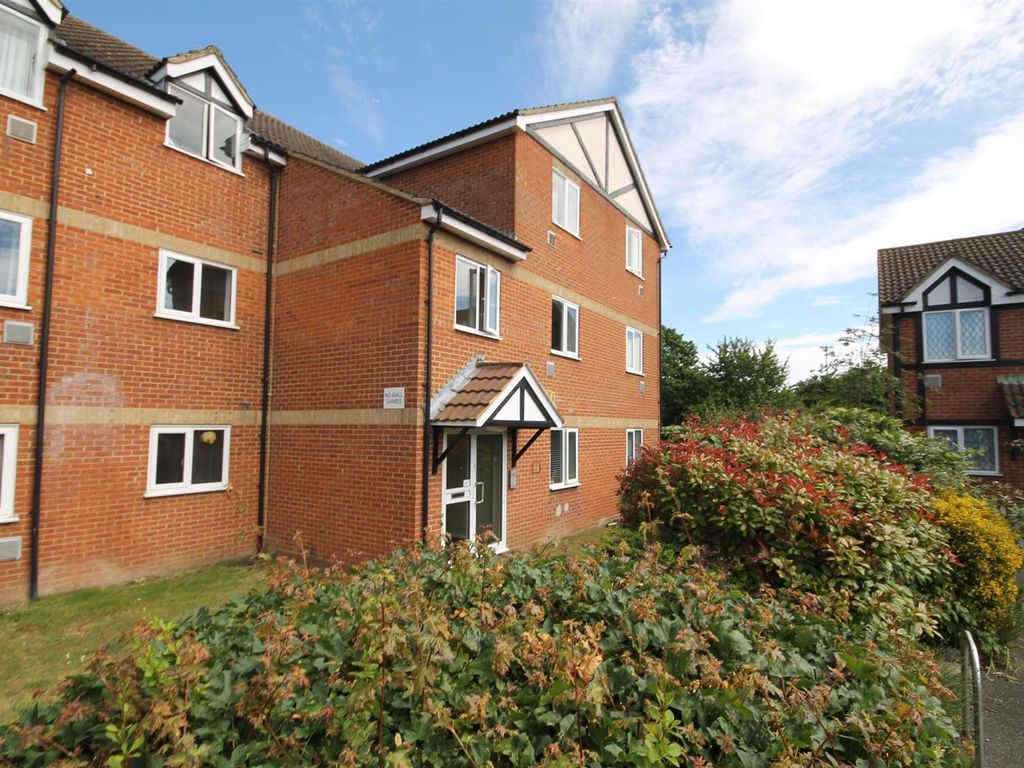 2 bed flat for sale in 4, Primrose Close, Wallington SM6, £275,000 - Zoopla