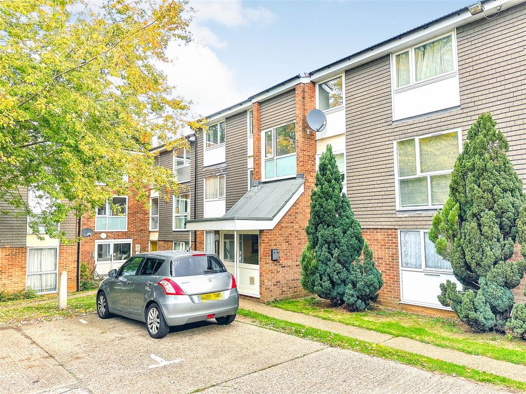 2 bed flat for sale in Cuffley Court, Hemel Hempstead HP2 - Zoopla