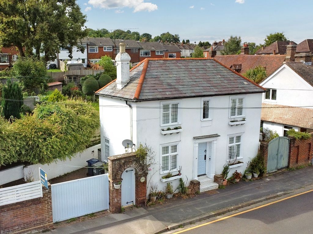 2 bed detached house for sale in Godalming, Surrey GU7, £500,000 - Zoopla
