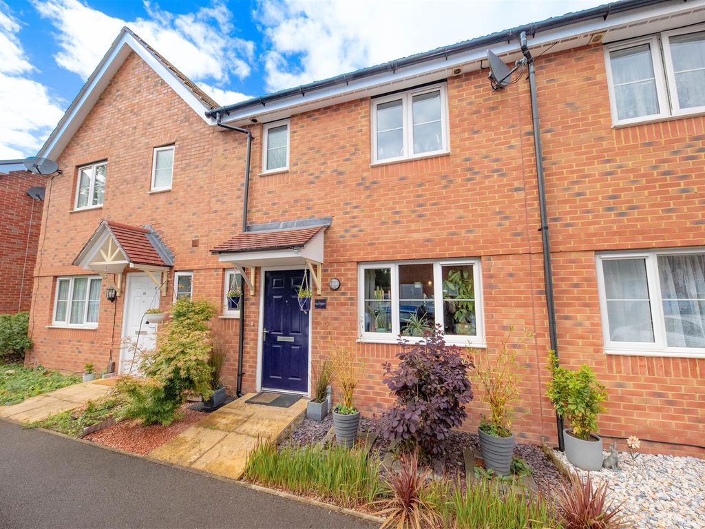 3 Bed Terraced House For Sale In Northolt Close Farnborough Gu14 £