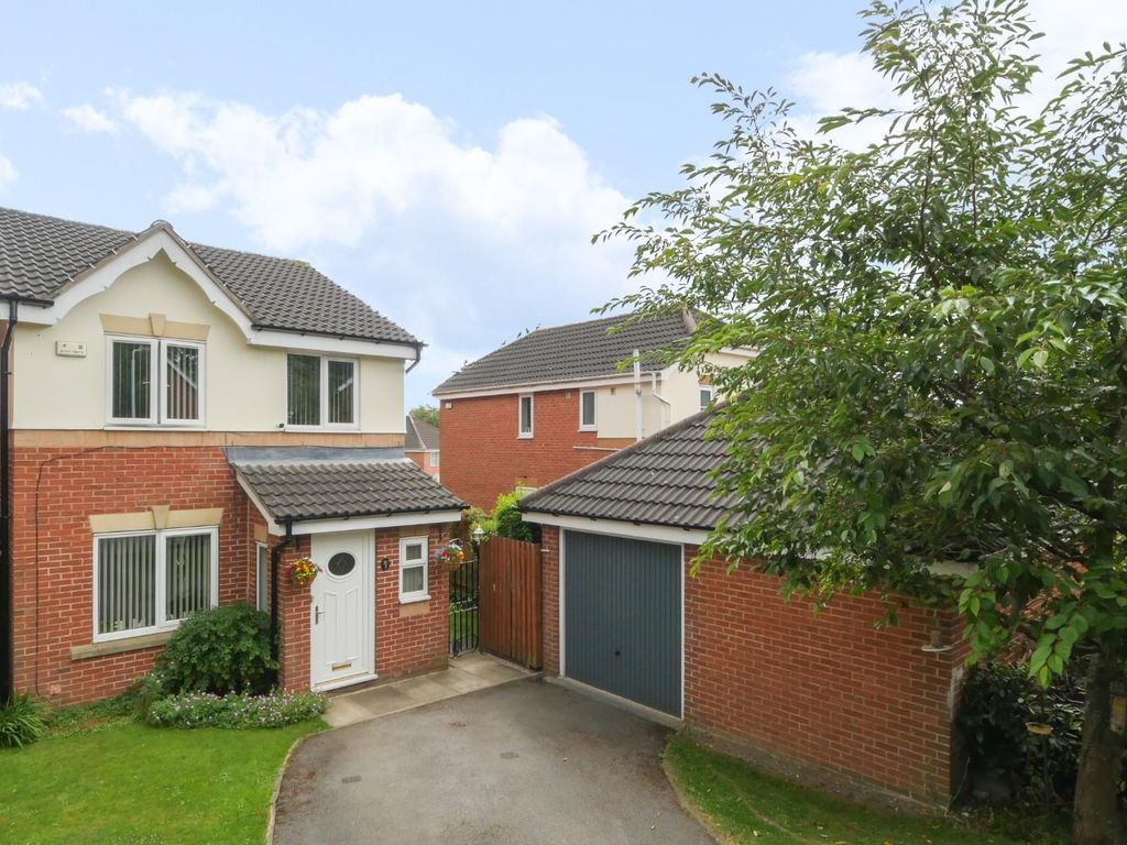 3 bed detached house for sale in College Lawns, Armley LS12, £250,000 ...