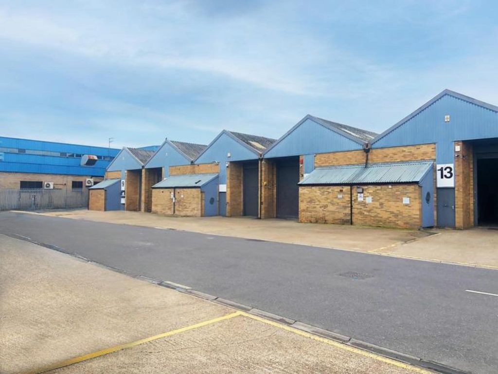 Warehouse to let in Roman Industrial Estate, Tait Road, Croydon CR0, £ ...