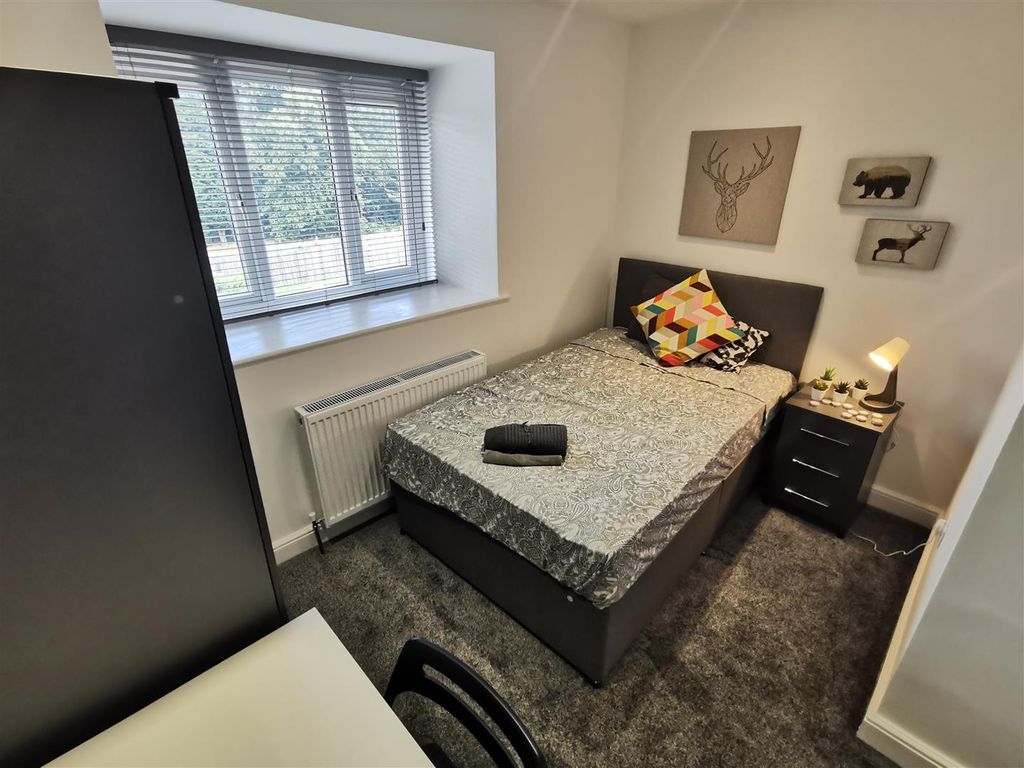 Room to rent in Beeches Road, West Bromwich B70, £595 pcm - Zoopla