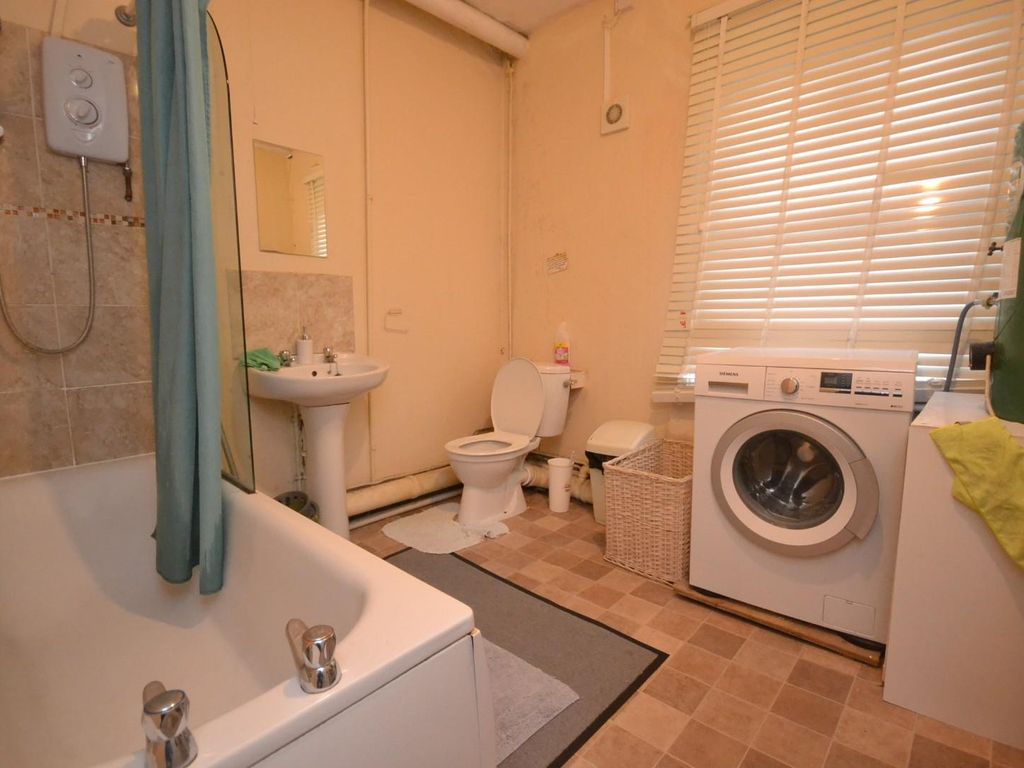 Room to rent in Addington Road, Reading RG1 - Zoopla