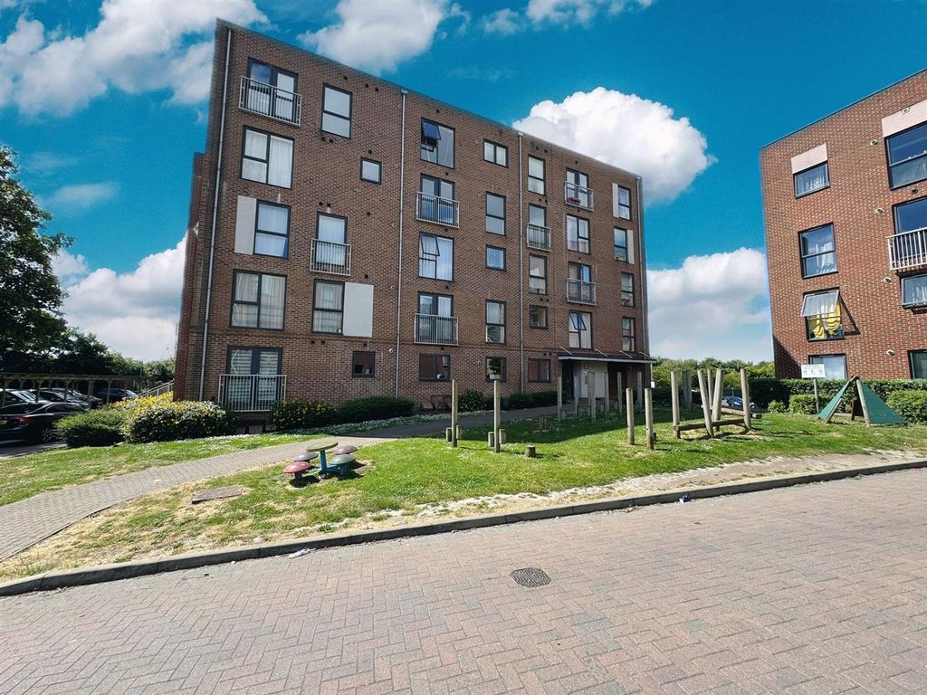 2 bed flat for sale in Draper Close, Grays RM20, £240,000 - Zoopla