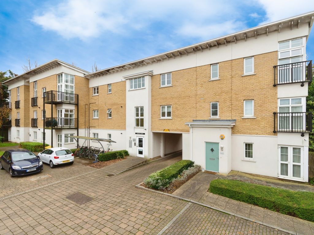 2 bed flat for sale in Revere Way, Epsom KT19, £350,000 - Zoopla