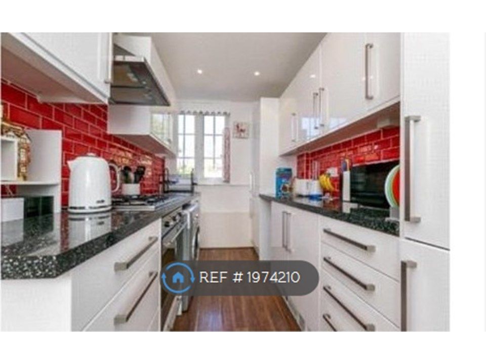 2 bed flat to rent in Downham Way, Bromley BR1, £1,700 pcm - Zoopla