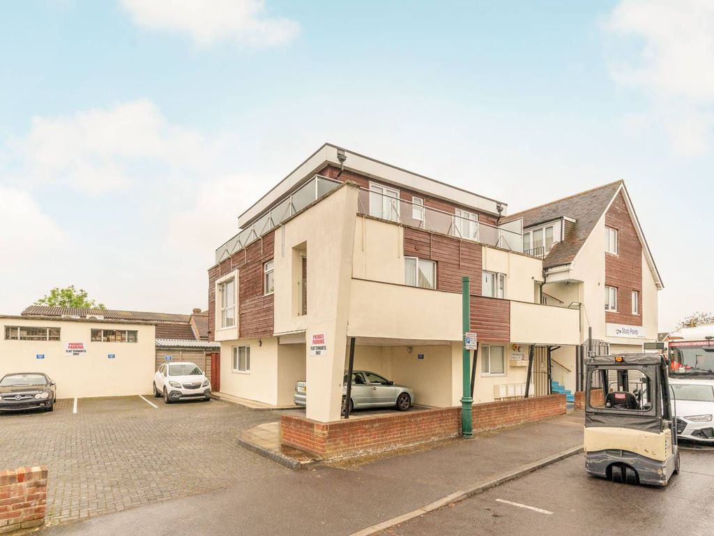 2 bed flat to rent in Stonecot Hill, Morden, Sutton SM3, £1,600 pcm ...