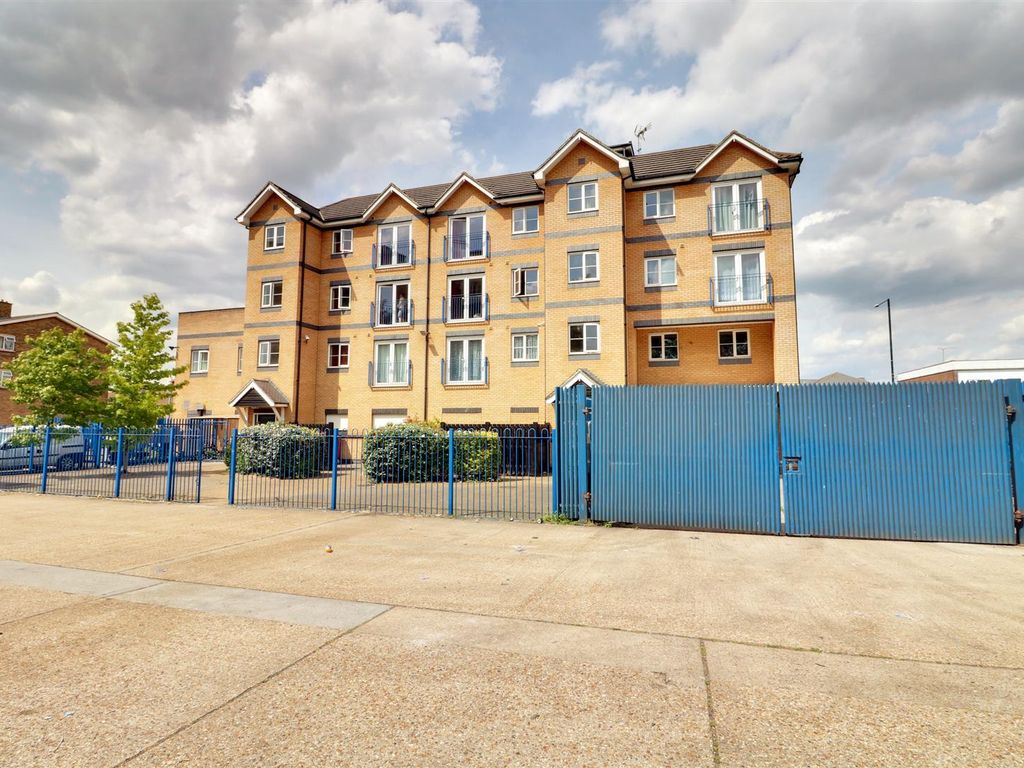 1 bed flat to rent in St Andrews Court, Calcutta Road, Tilbury RM18, £ ...