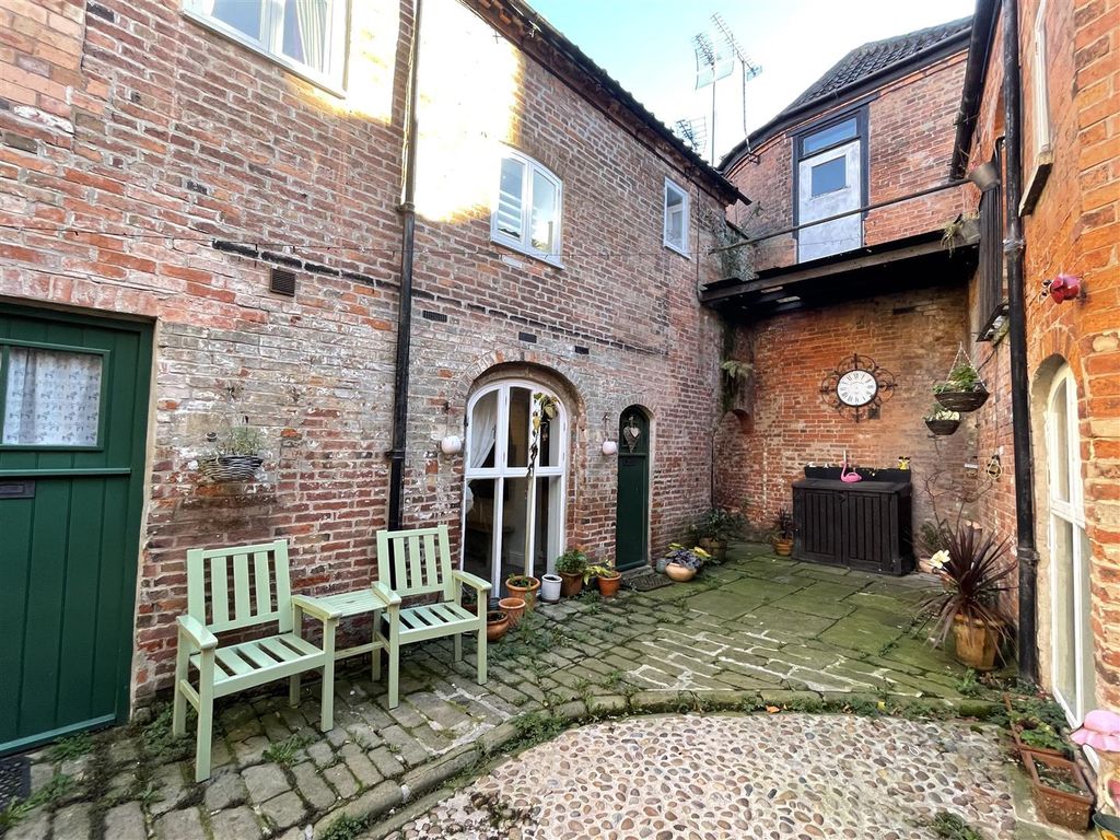 2 bed terraced house for sale in Bridgegate, Retford DN22 - Zoopla