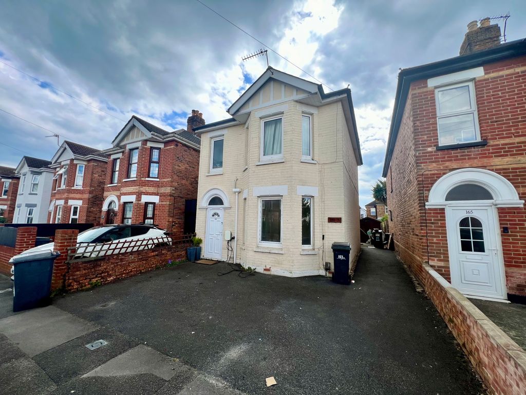 1 bed flat to rent in Capstone Road, Bournemouth BH8, £895 pcm - Zoopla