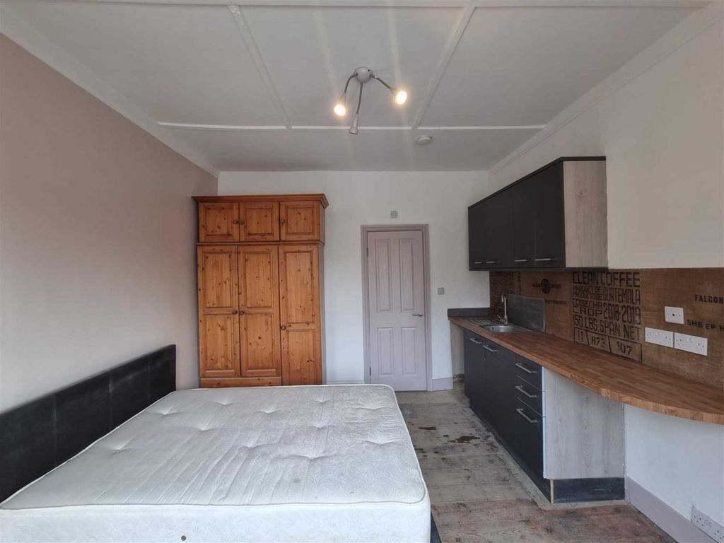 Room to rent in Willoughby Lane, London N17 - Zoopla