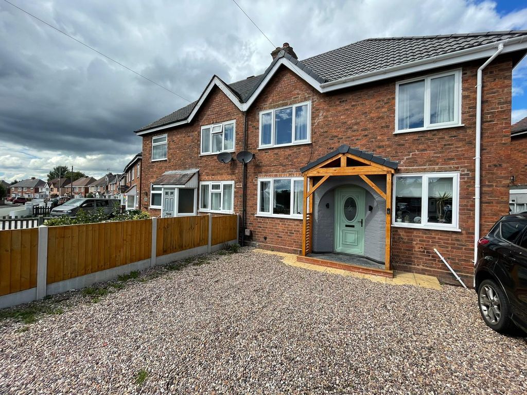 3 bed property to rent in North Crescent, Featherstone, Wolverhampton ...