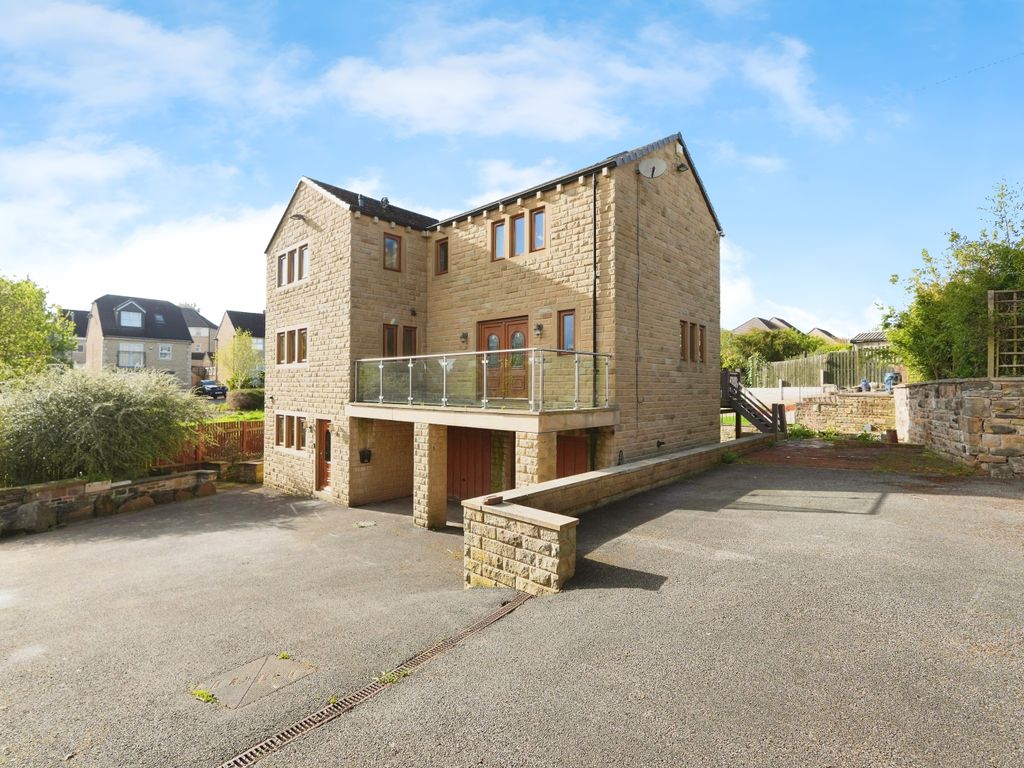 4 bed detached house for sale in Broad Oaks Close, Dewsbury WF12, £ ...