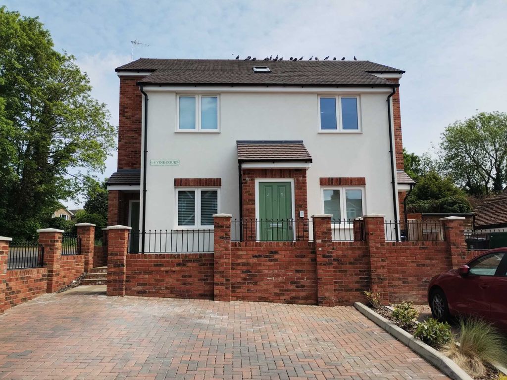 2 bed flat for sale in Green End Road, Boxmoor HP1, £275,000 - Zoopla