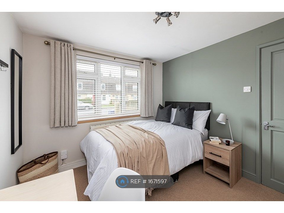 Room to rent in Queens Drive, Bath BA2 - Zoopla
