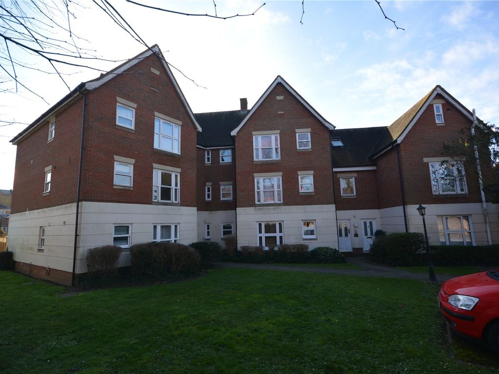 2 bed flat to rent in King Edward Court, Cedar Avenue West CM1, £1,100 ...