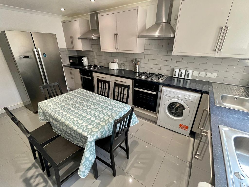 5 bed flat to rent in North Gower Street, Ucl, Regents Park, Bloomsbury ...