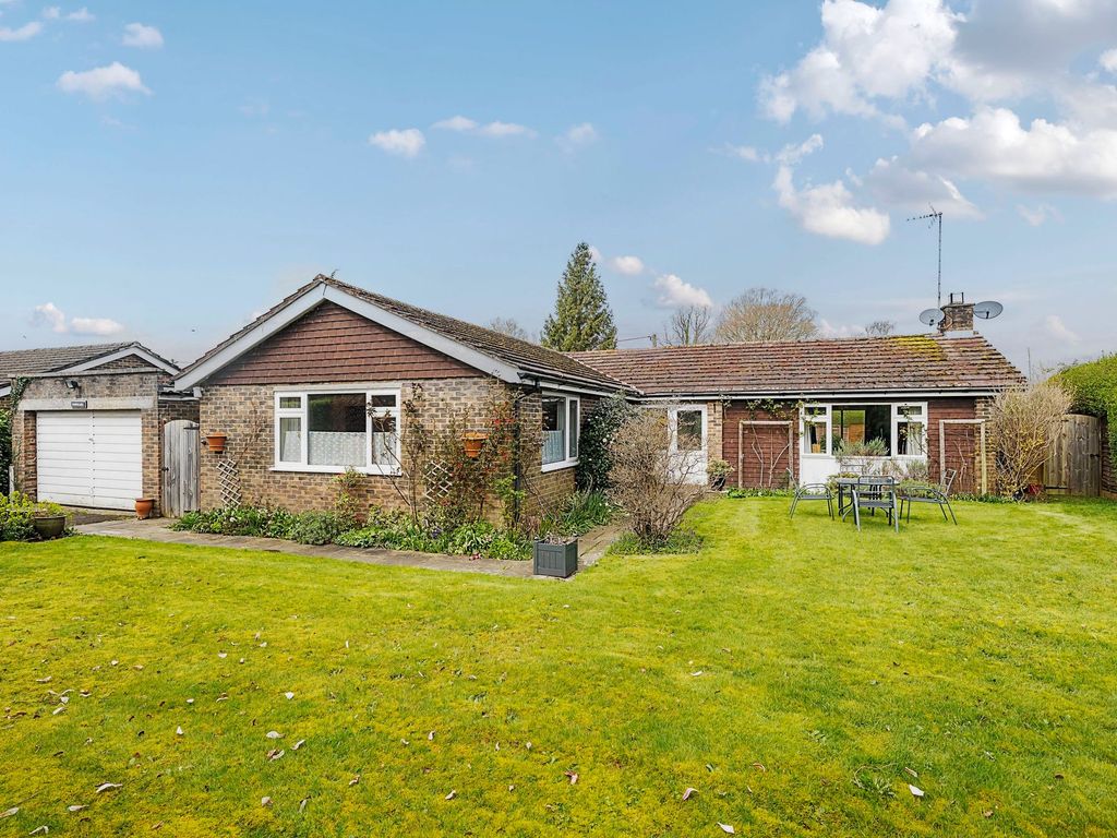 2 bed detached bungalow for sale in Pound Close, Loxwood RH14, £575,000 ...