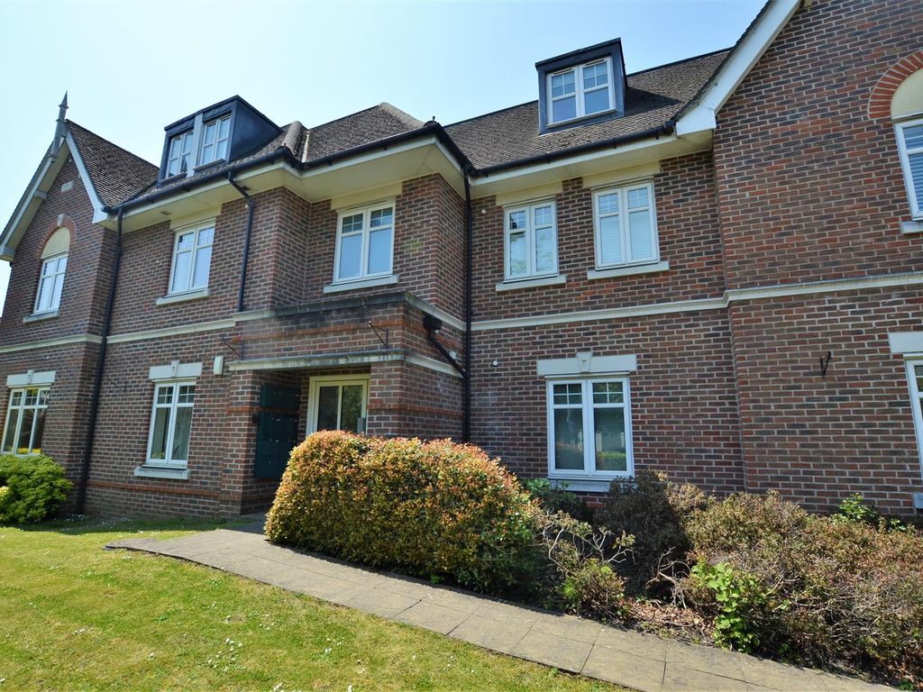 2 bed flat for sale in Douglas Court, Fleet Road, Fleet GU51 - Zoopla