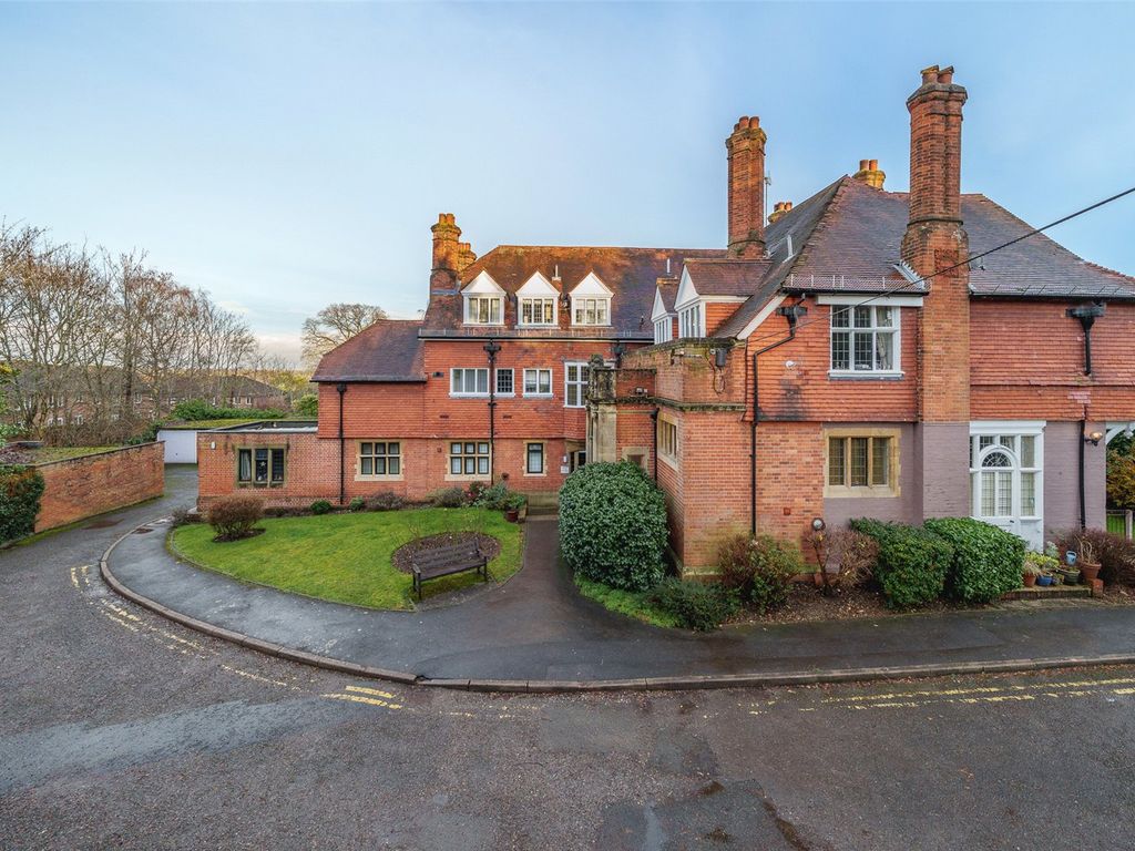 2 Bed Flat For Sale In Clare Avenue Wokingham Berkshire Rg40 £