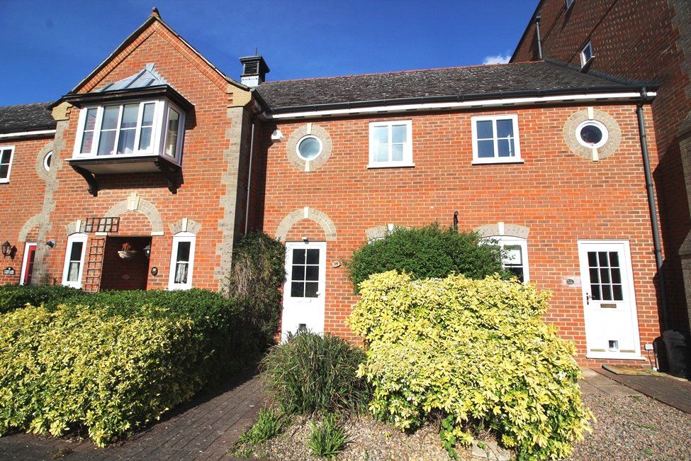 2 bed terraced house to rent in Yew Lane, Reading, Berkshire RG1, £1,350 pcm - Zoopla