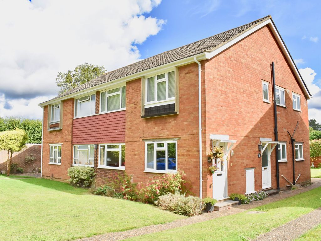 2 bed maisonette for sale in Moat Court, Ashtead KT21, £325,000 - Zoopla